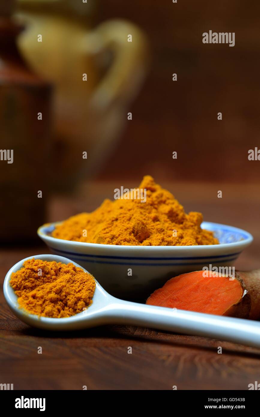 Turmeric root and Turmeric powder Stock Photo - Alamy