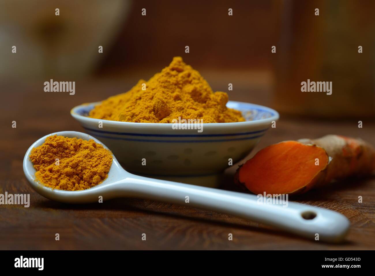 Turmeric root and Turmeric powder Stock Photo - Alamy