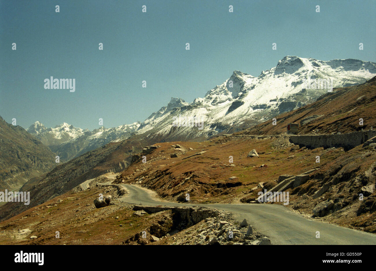Manali-Leh Highway along Rohtang Pass Stock Photo - Alamy