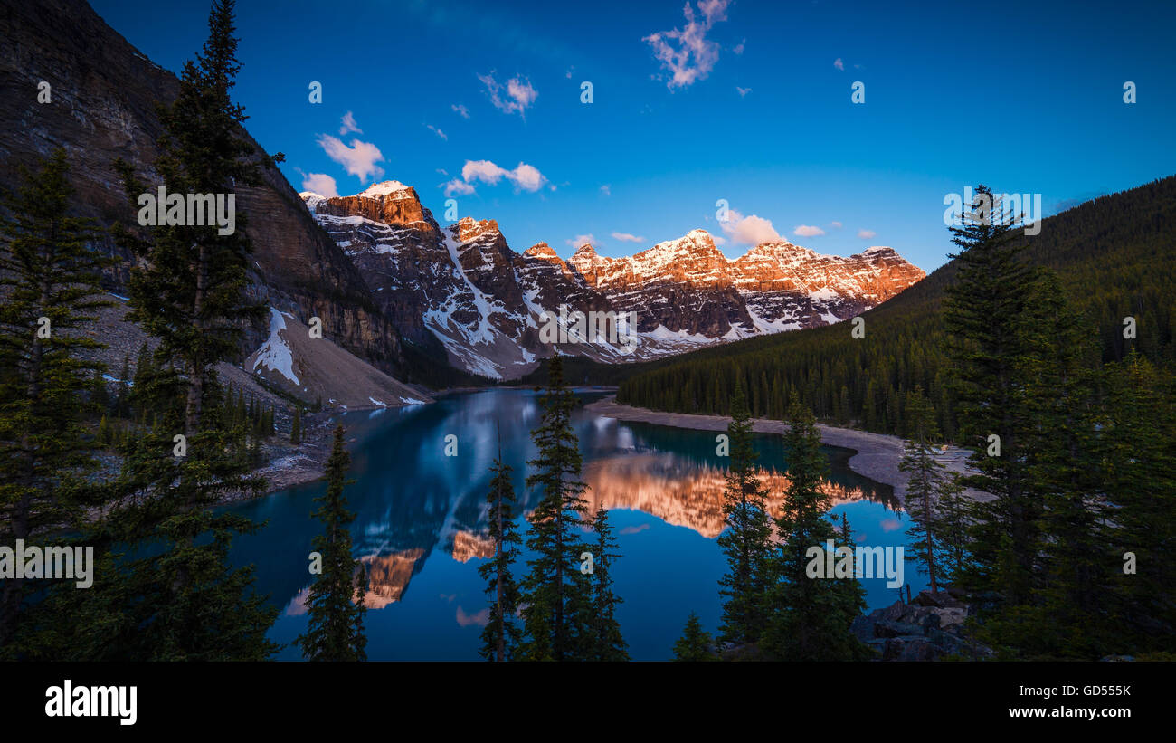 Lake louise panorama sunset hi-res stock photography and images - Alamy