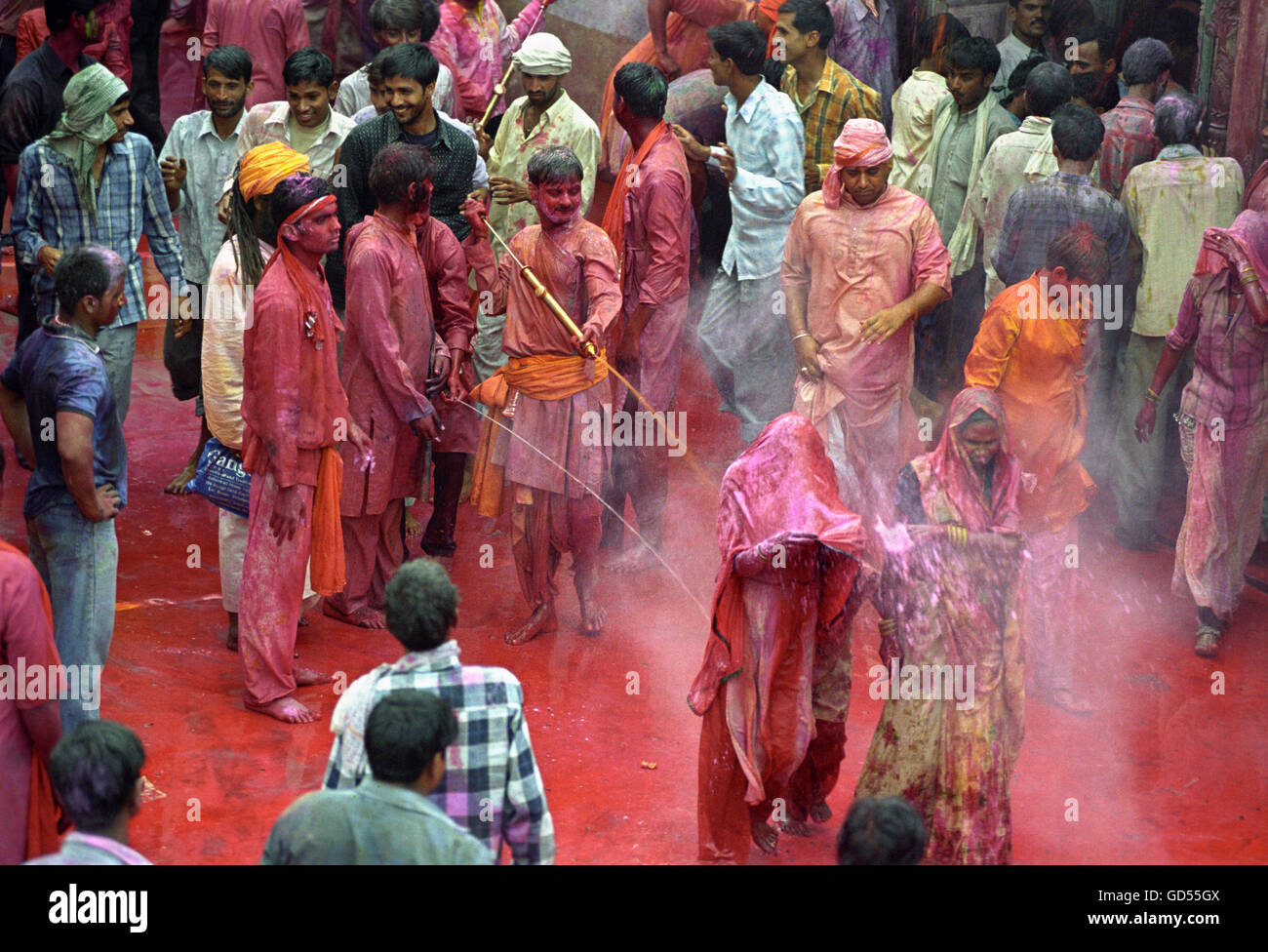 Hindus celebrating holi festival hi-res stock photography and images ...