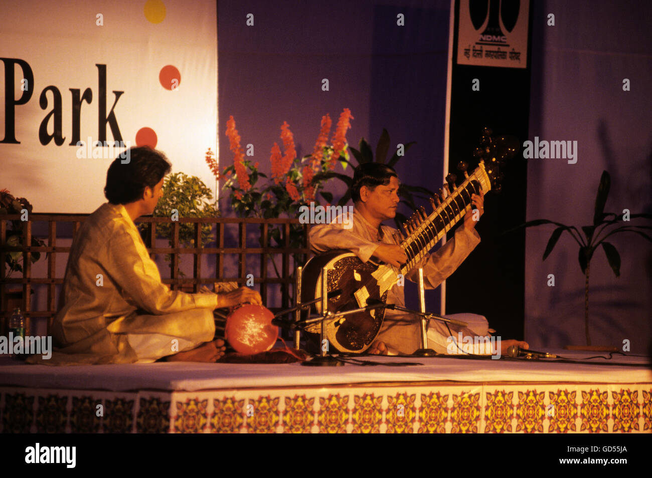 Musicians in park music hi-res stock photography and images - Alamy