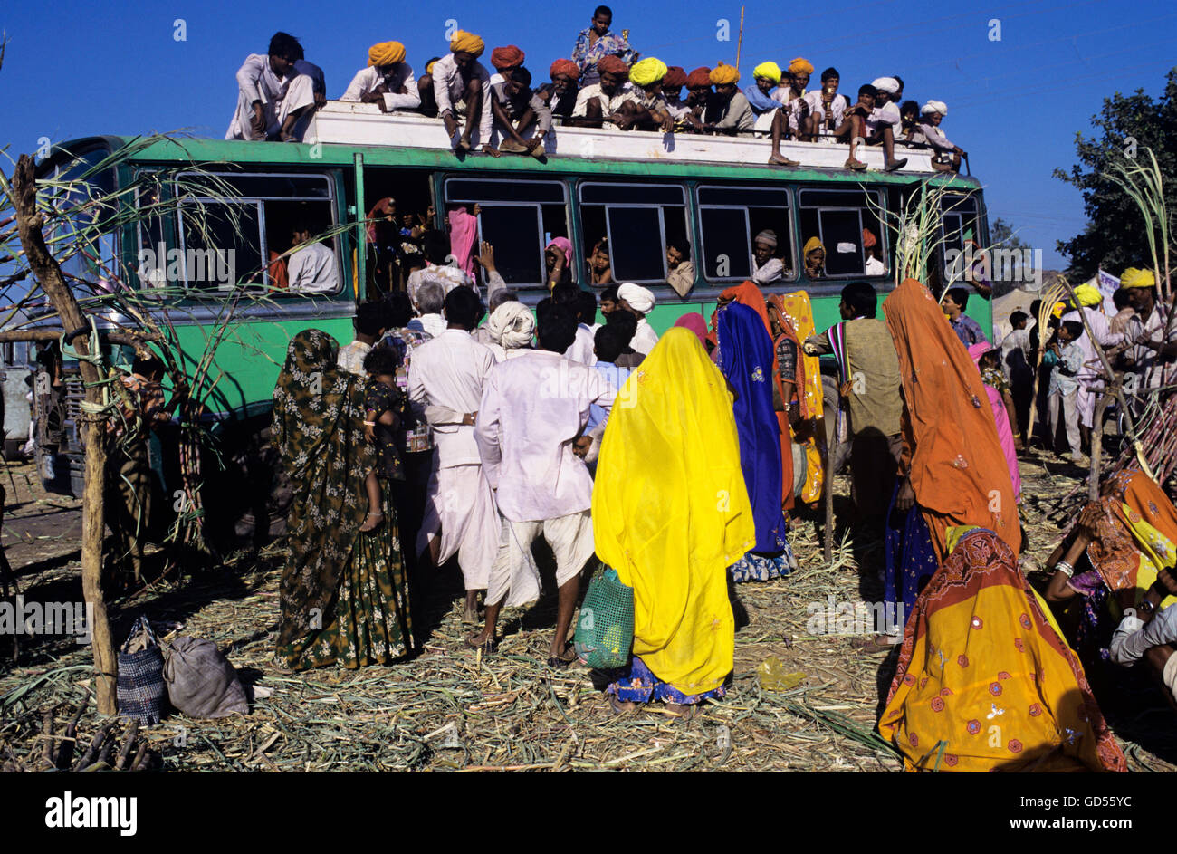 Overcrowded bus india hi-res stock photography and images - Alamy