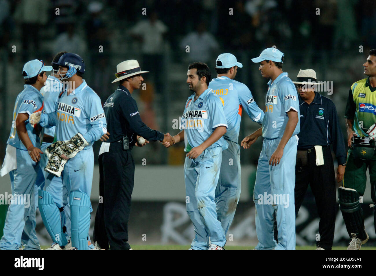Cricket players shake hands hi-res stock photography and images - Alamy