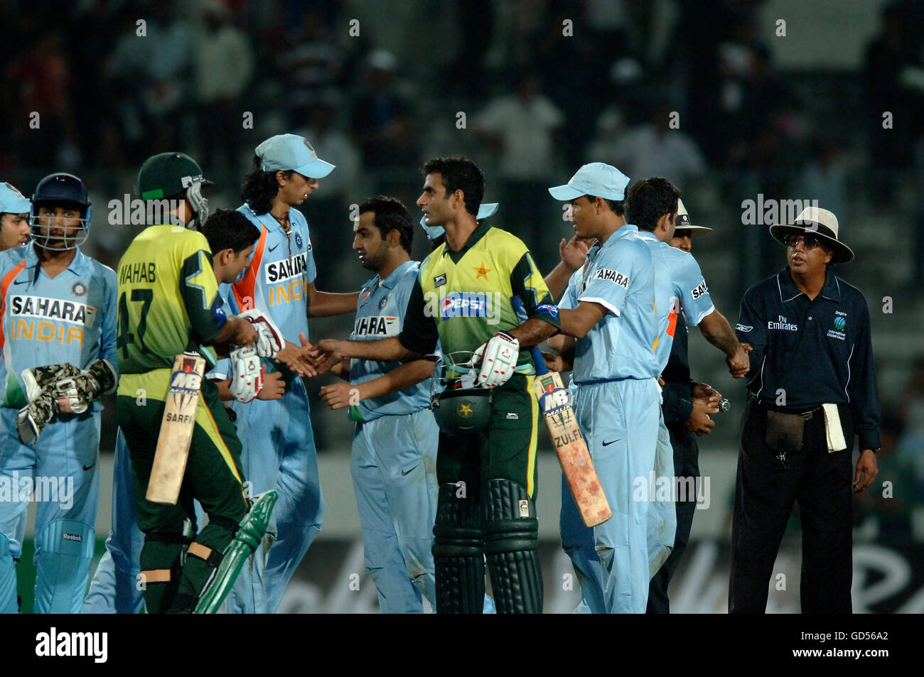 Cricket players shake hands hi-res stock photography and images - Alamy