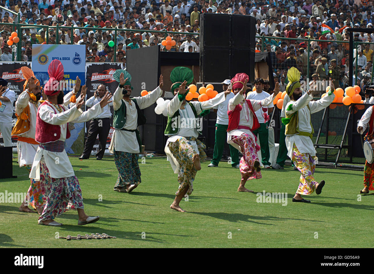 Bhangra dancer hi-res stock photography and images - Alamy