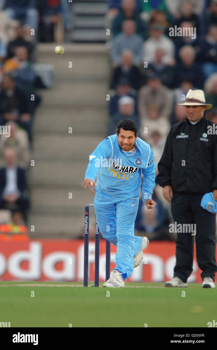Sachin tendulkar bowling hi-res stock photography and images - Alamy