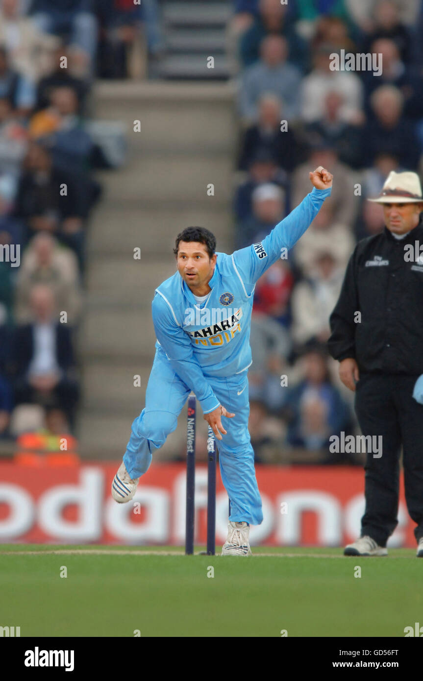 Sachin tendulkar bowling hi-res stock photography and images - Alamy