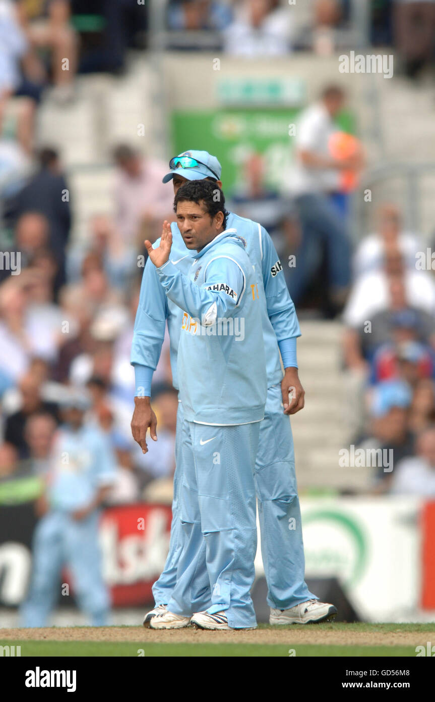 Sachin tendulkar bowling hi-res stock photography and images - Alamy