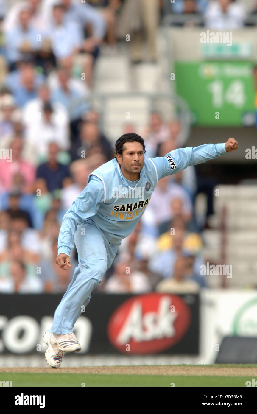 Sachin tendulkar bowling hi-res stock photography and images - Alamy