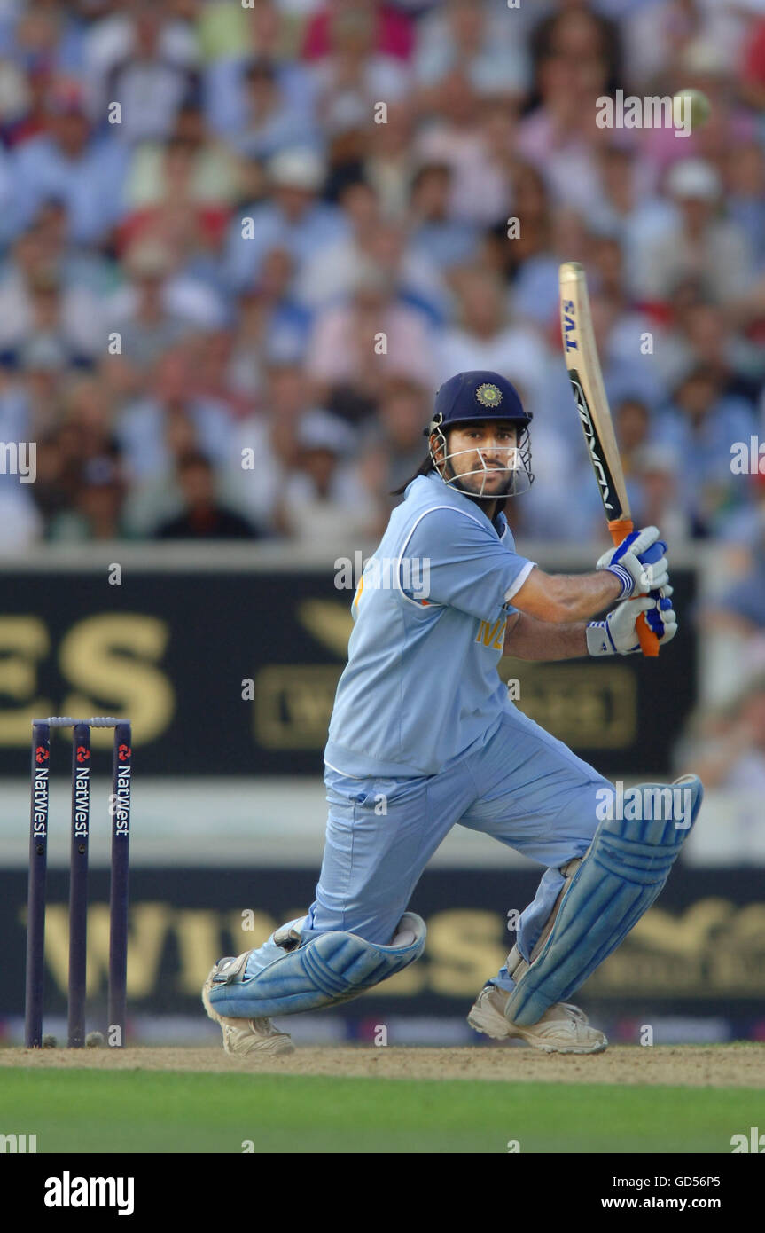 Indian cricket player mahendra singh hi-res stock photography and ...