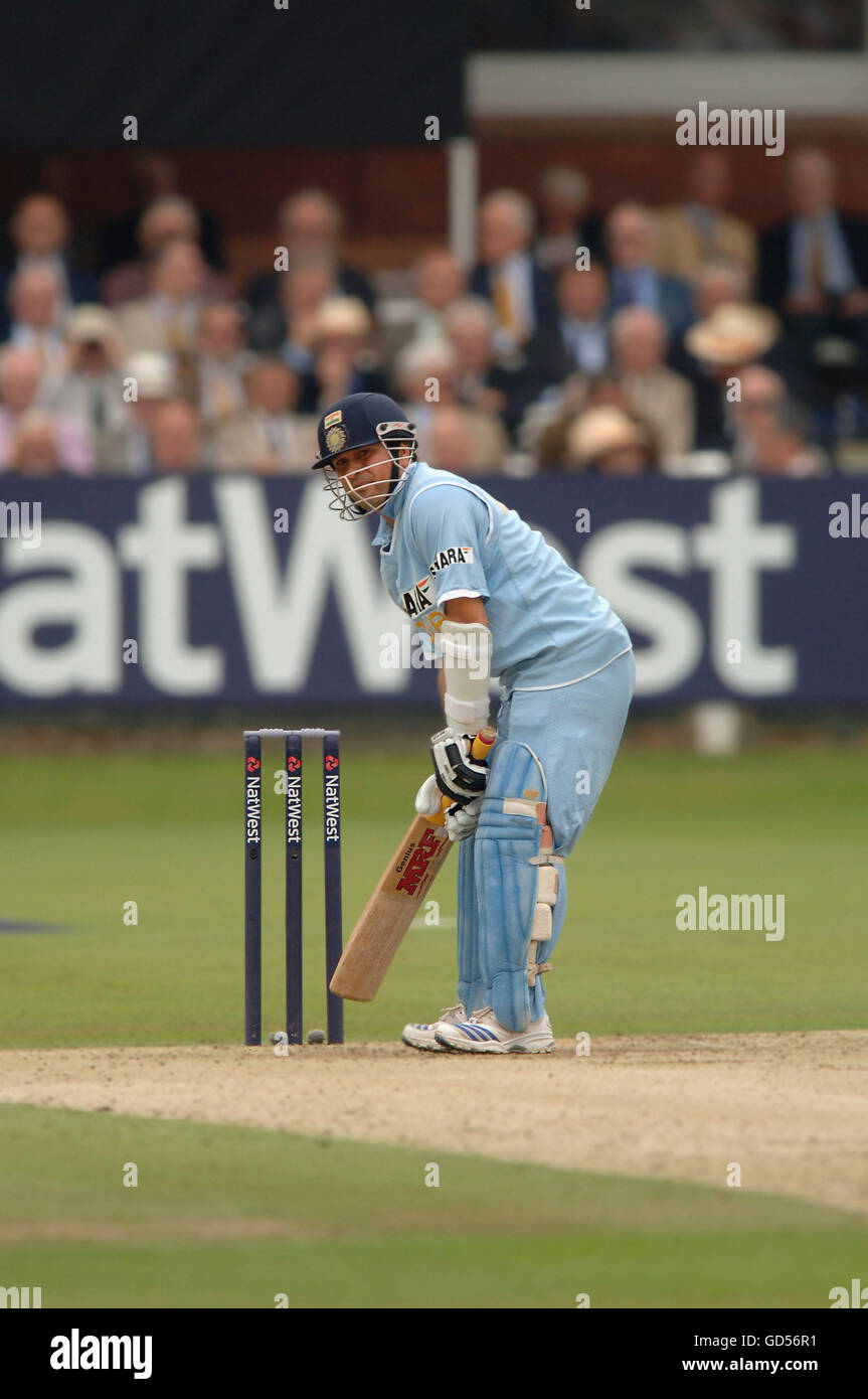 Indian cricket player sachin tendulkar hi-res stock photography and ...