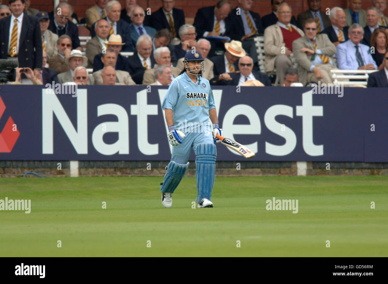 Mahendra singh dhoni hi-res stock photography and images - Alamy