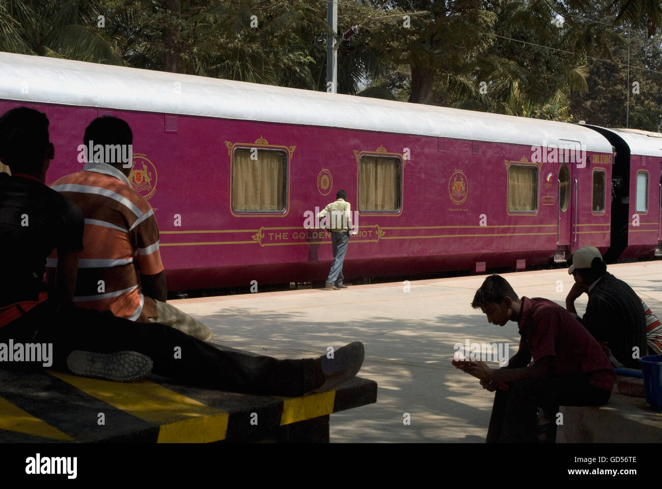 Golden chariot train hi-res stock photography and images - Alamy