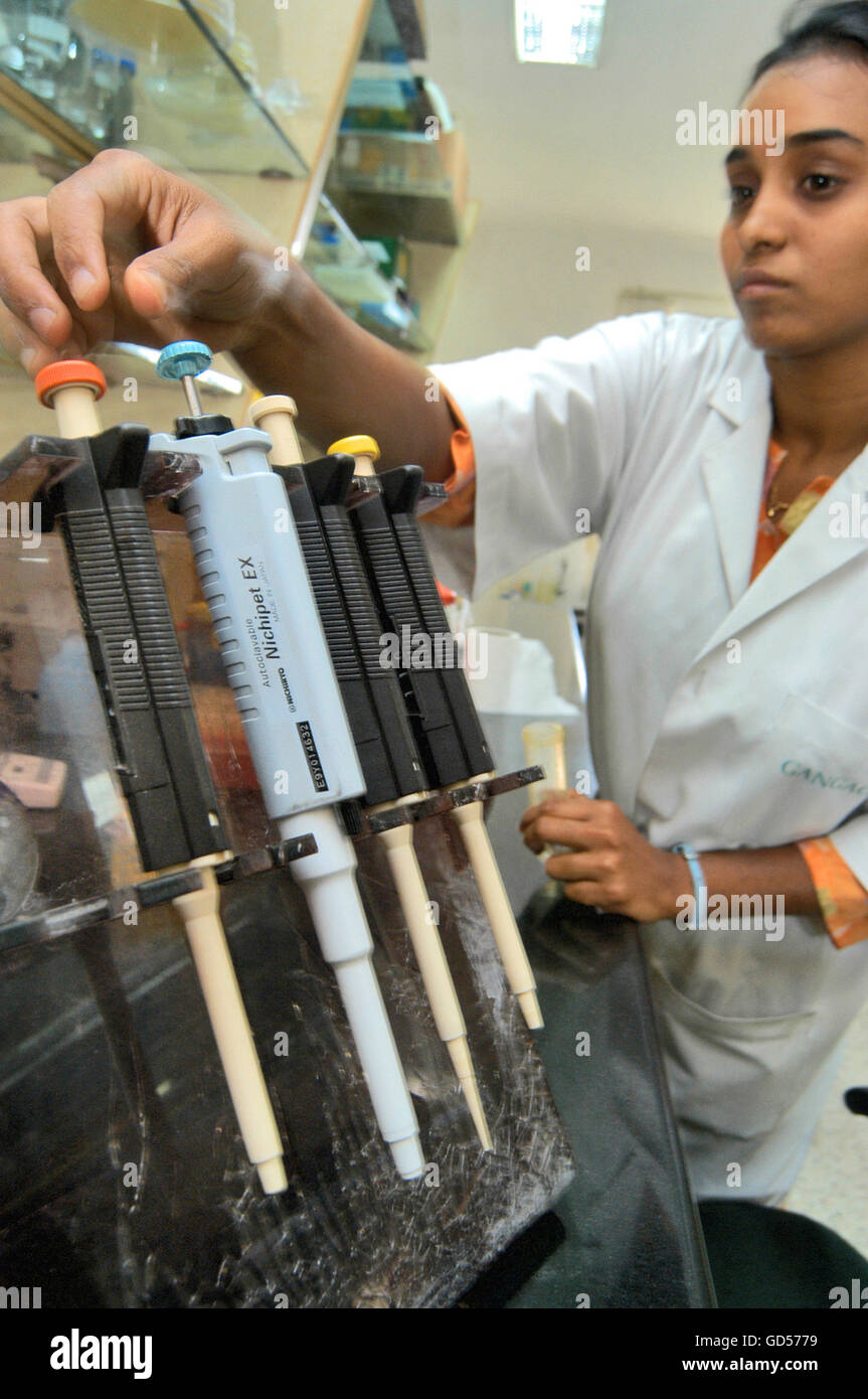Laboratory women india hi-res stock photography and images - Alamy