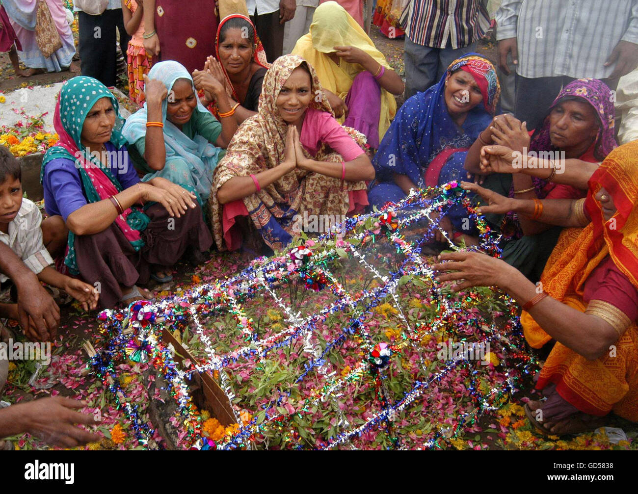 Women crying mourning hi-res stock photography and images - Alamy
