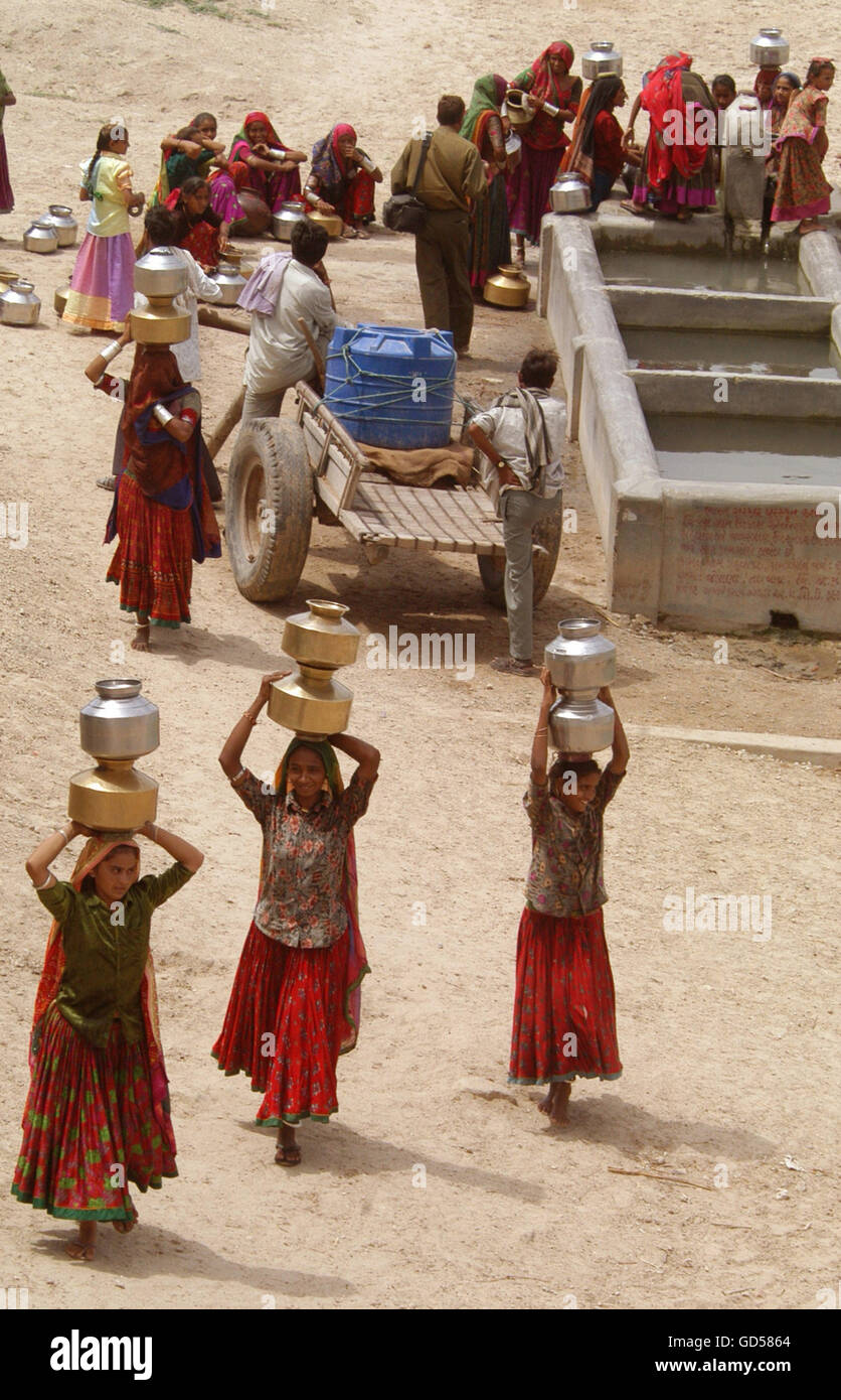 Tribal women carrying water pot hi-res stock photography and images - Alamy