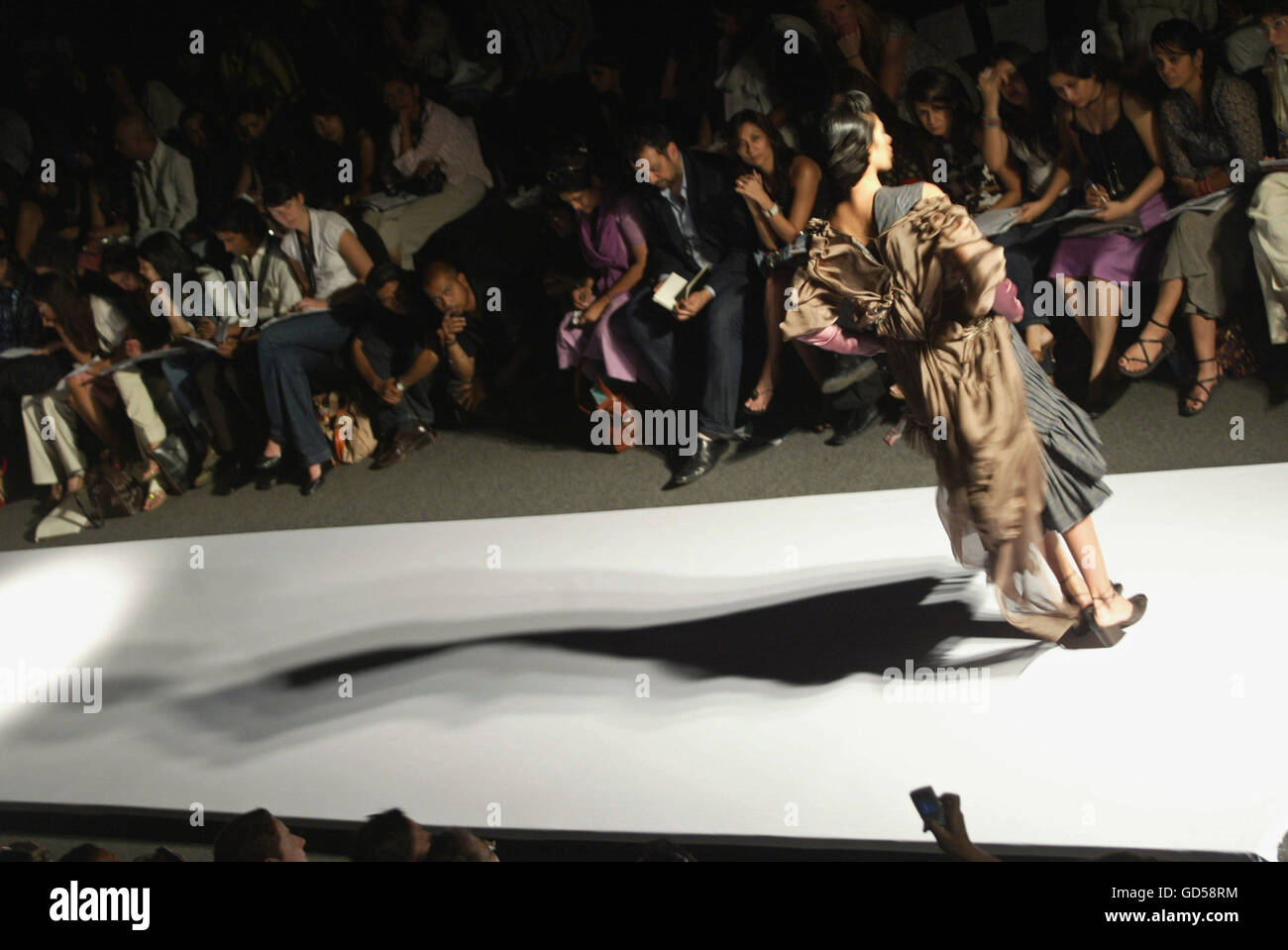 People watching fashion show hi-res stock photography and images - Alamy