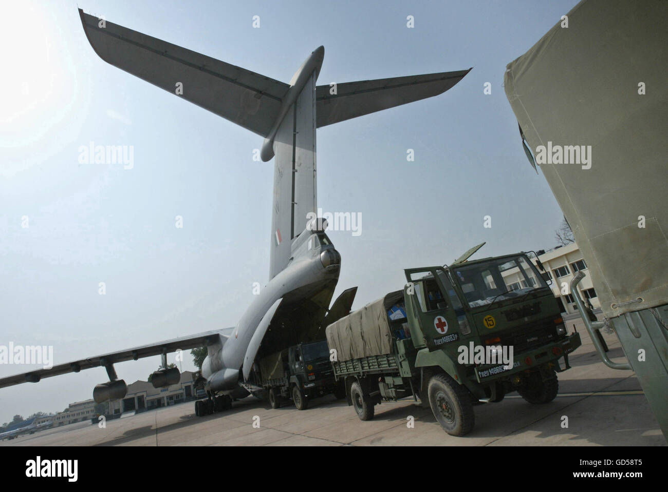 Aeroplane loading hi-res stock photography and images - Alamy