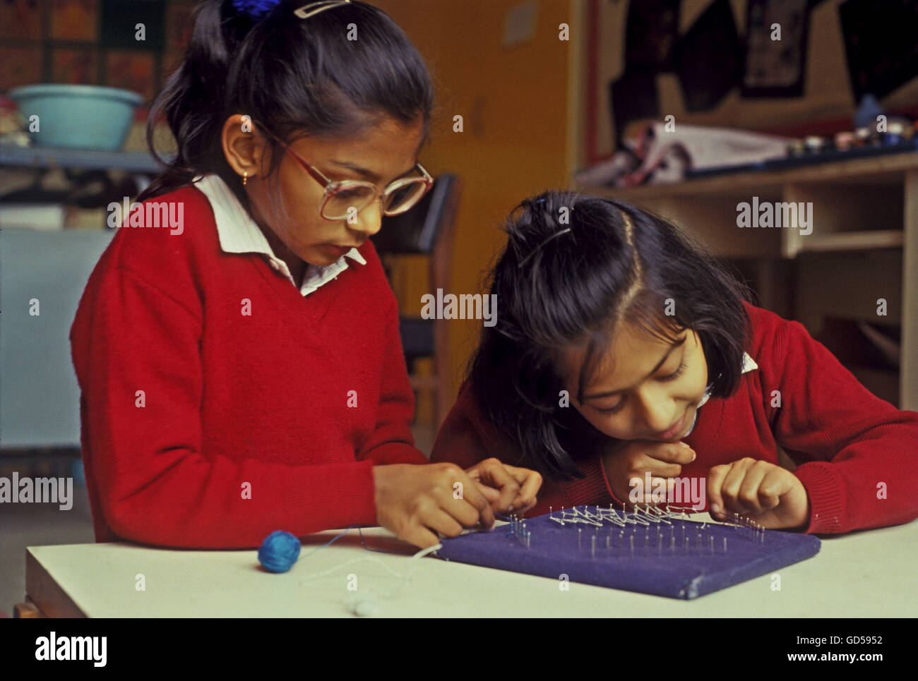 School children making a model hi-res stock photography and images - Alamy