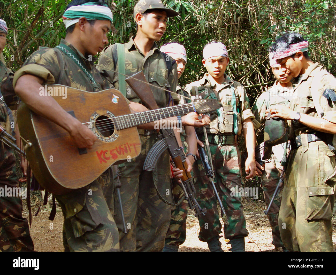 Guitar playing soldiers hi-res stock photography and images - Alamy