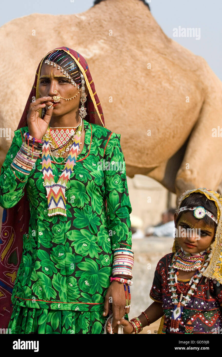 Woman smoking beedi Stock Photo - Alamy