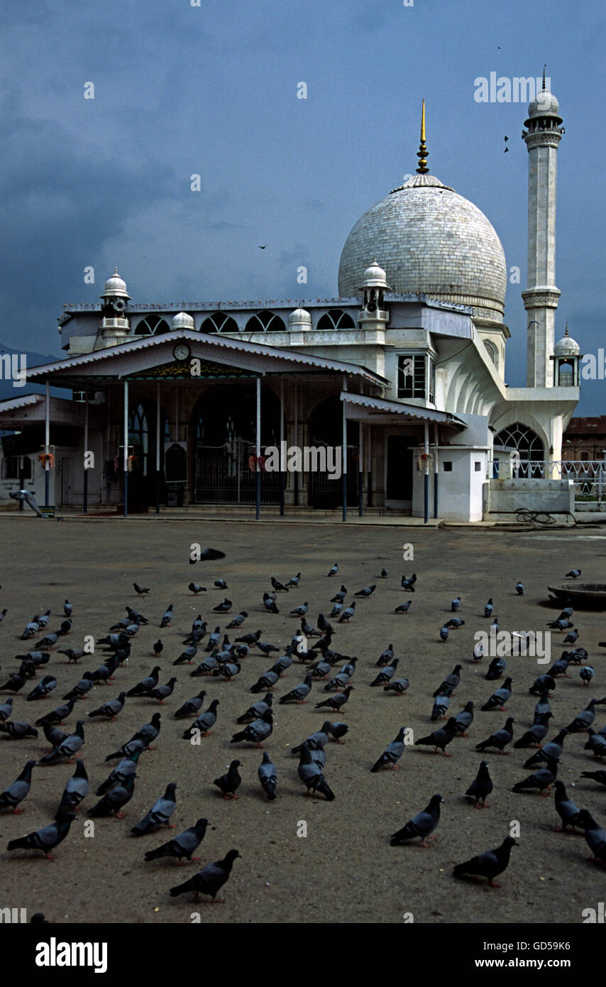 Hazratbal Mosque in Srinagar Stock Photo - Alamy