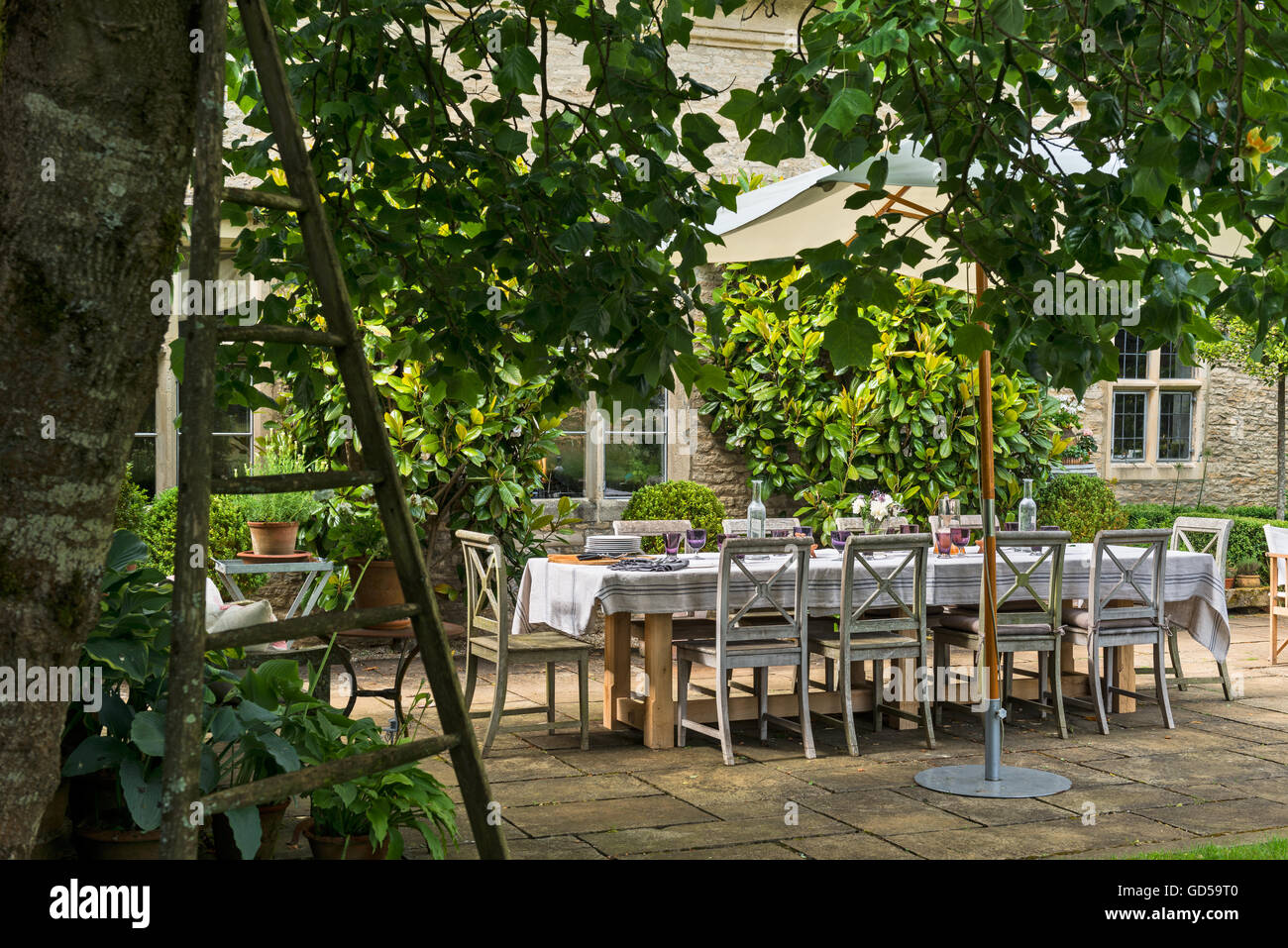 Garden table chairs parasol hi-res stock photography and images - Alamy