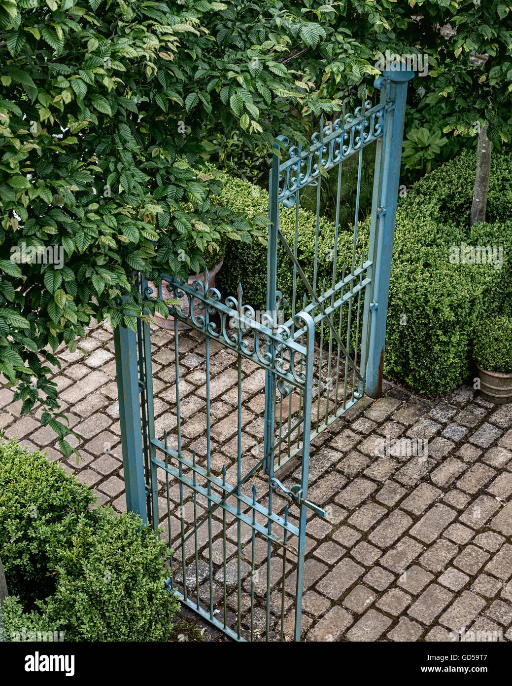 Garden gate iron hi-res stock photography and images - Alamy