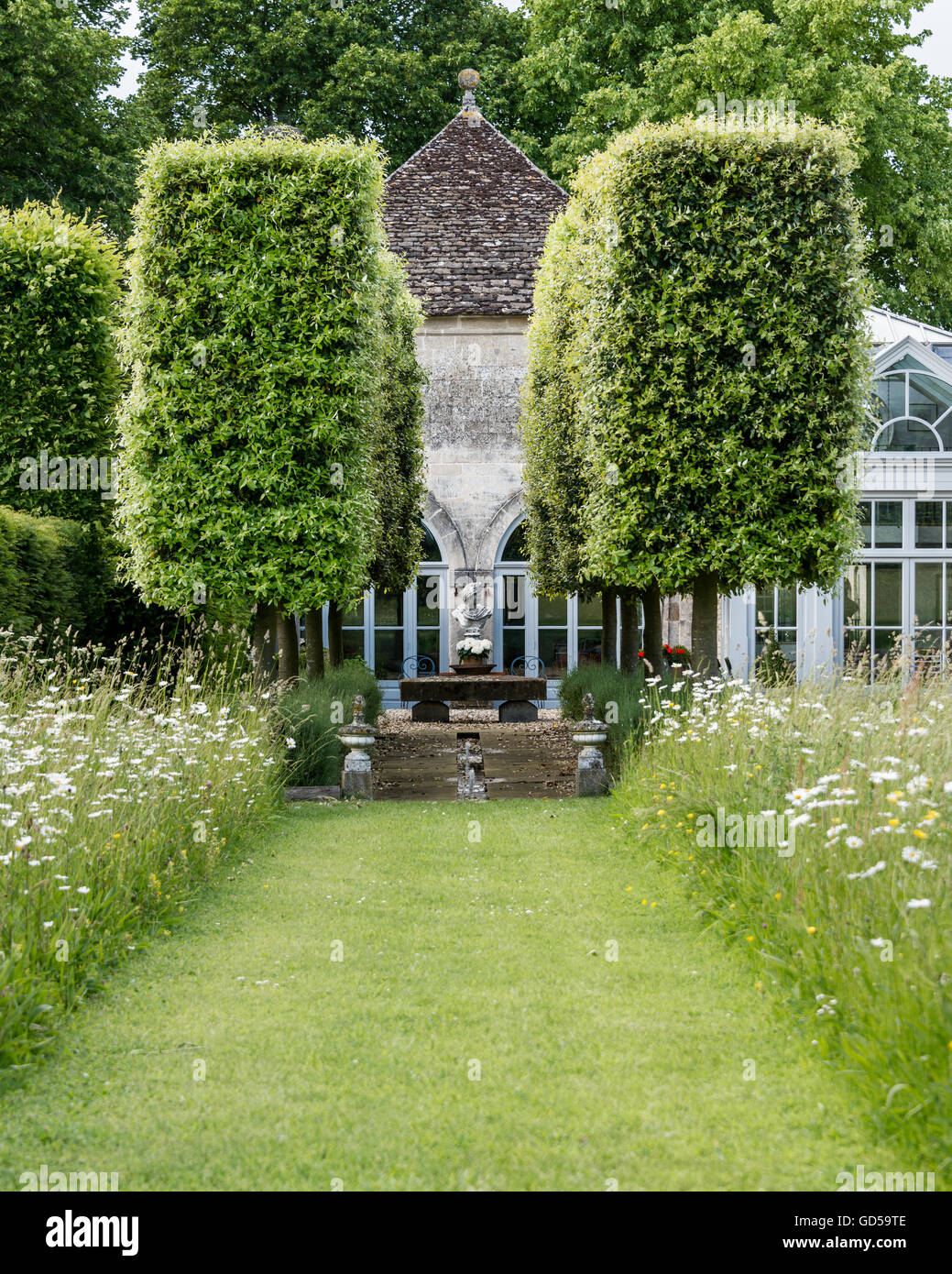 Coach houses hi-res stock photography and images - Alamy