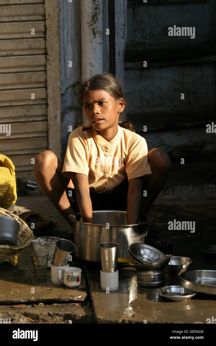 Young girl washing utensils Stock Photo - Alamy