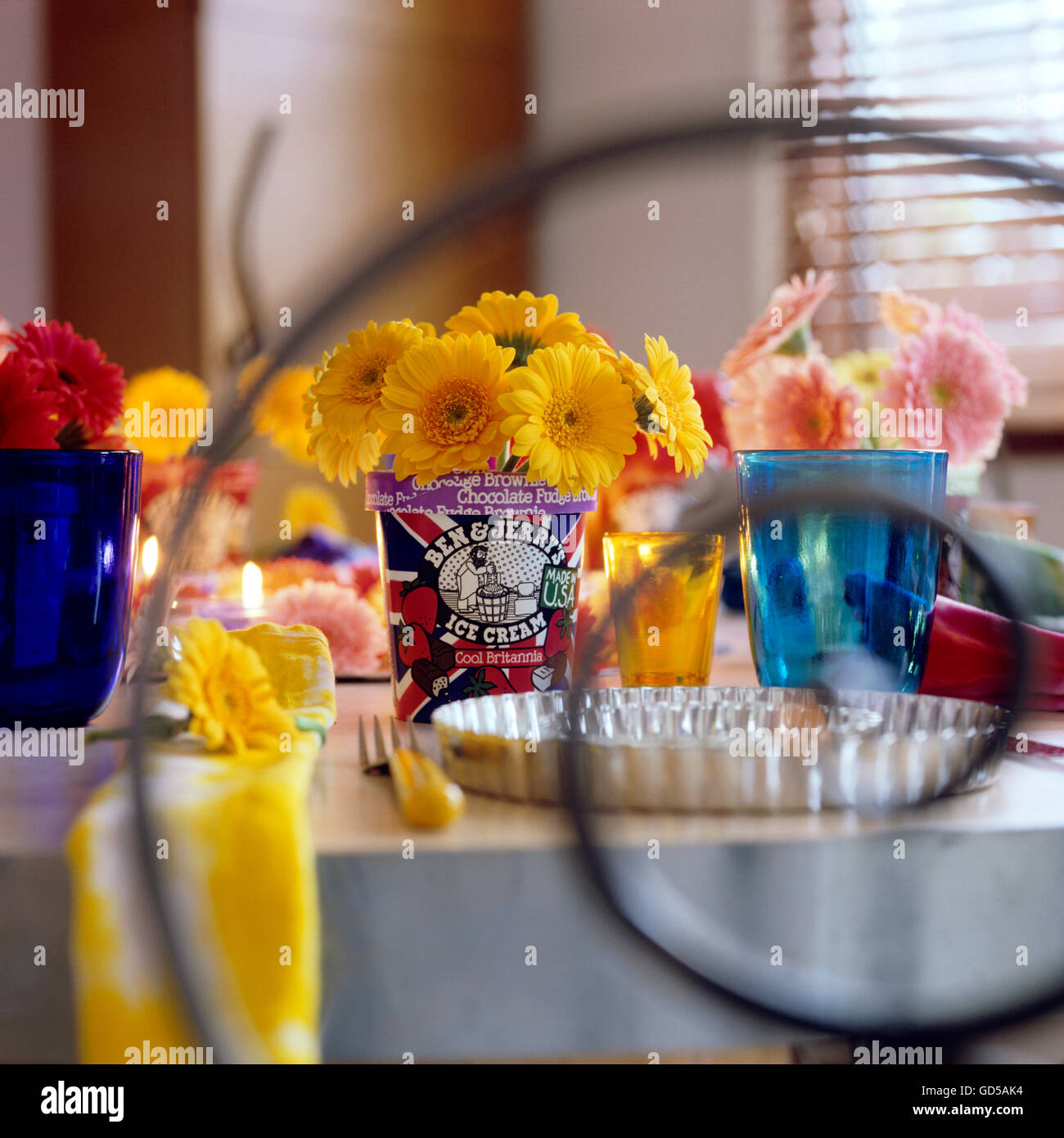 Teenage party table hi-res stock photography and images - Alamy