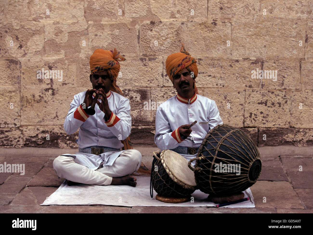 Artist performing hi-res stock photography and images - Alamy