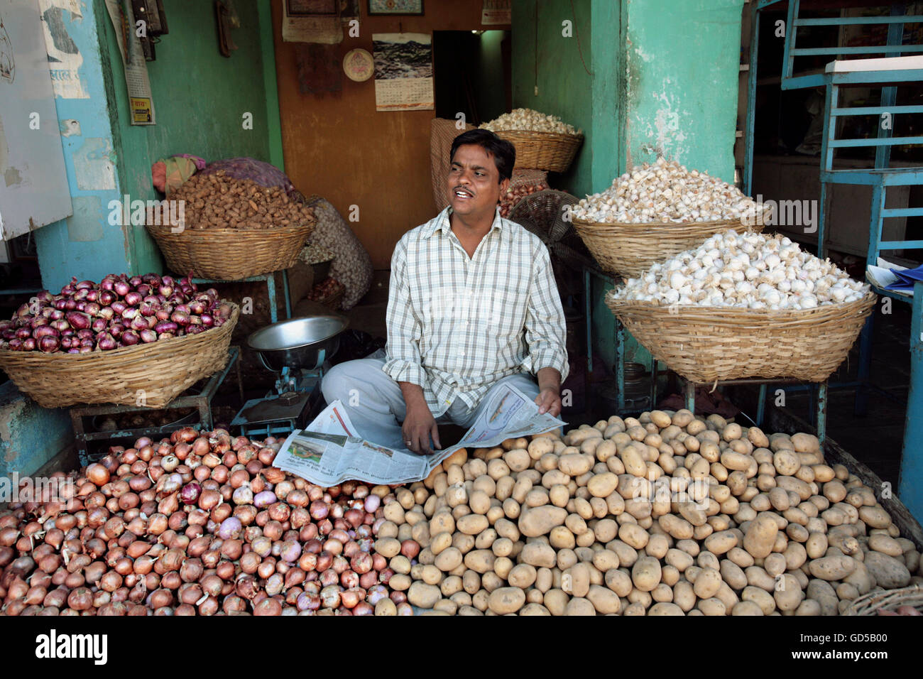 Man selling potatoes and vegetables hi-res stock photography and images ...
