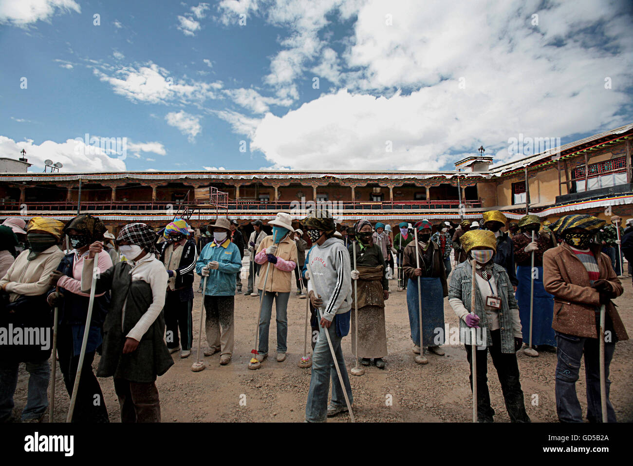 Tibetan workers hi-res stock photography and images - Alamy