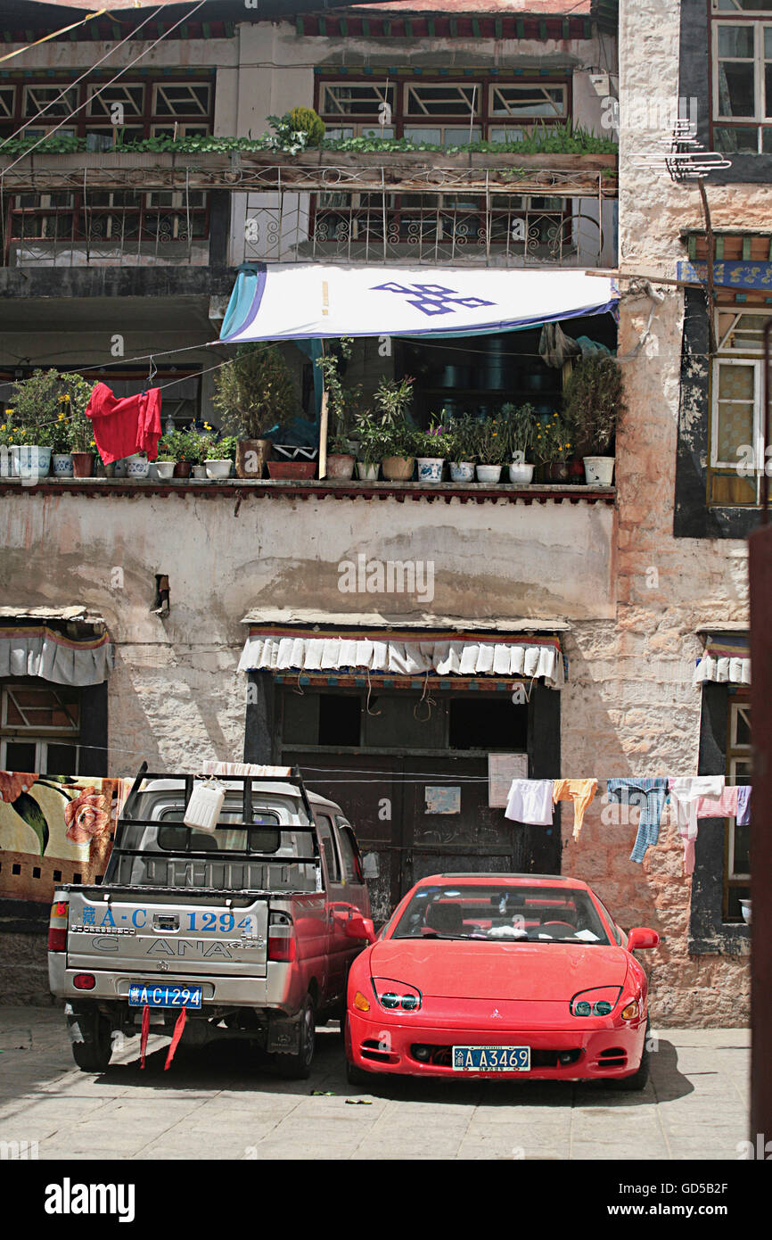 Cars parked front house hi-res stock photography and images - Alamy