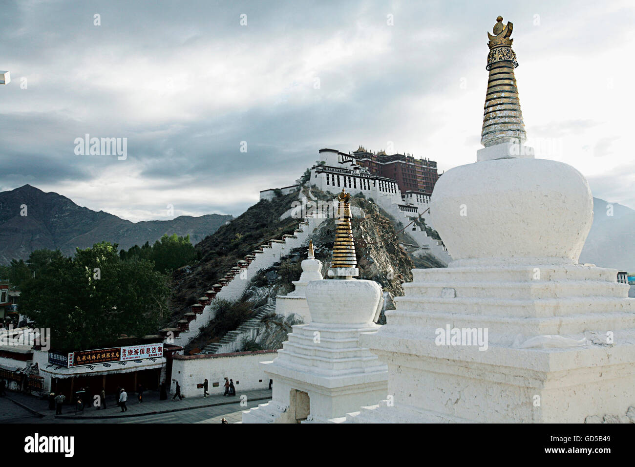 Tibetan palaces hi-res stock photography and images - Alamy