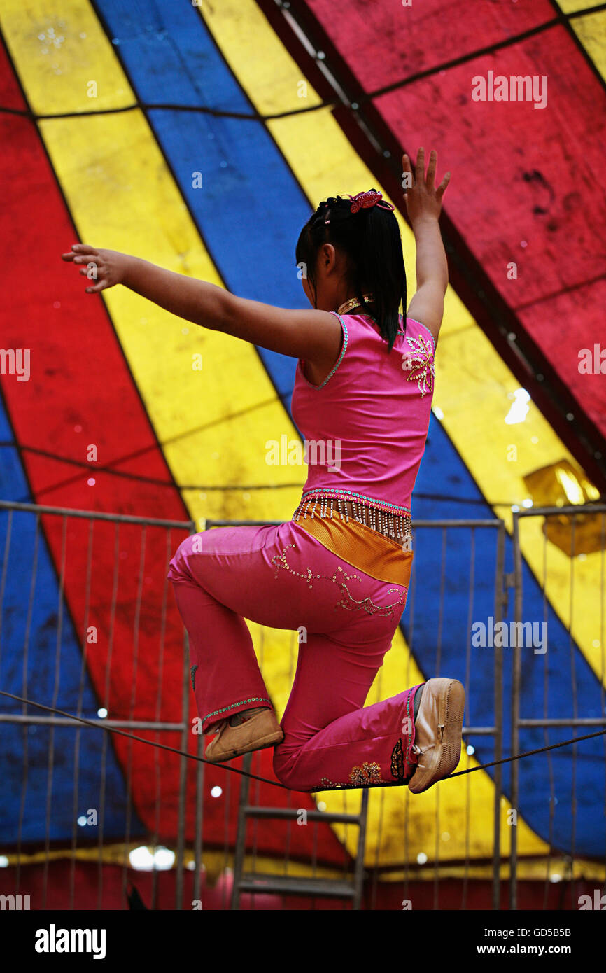 Women acrobatics circus hi-res stock photography and images - Alamy
