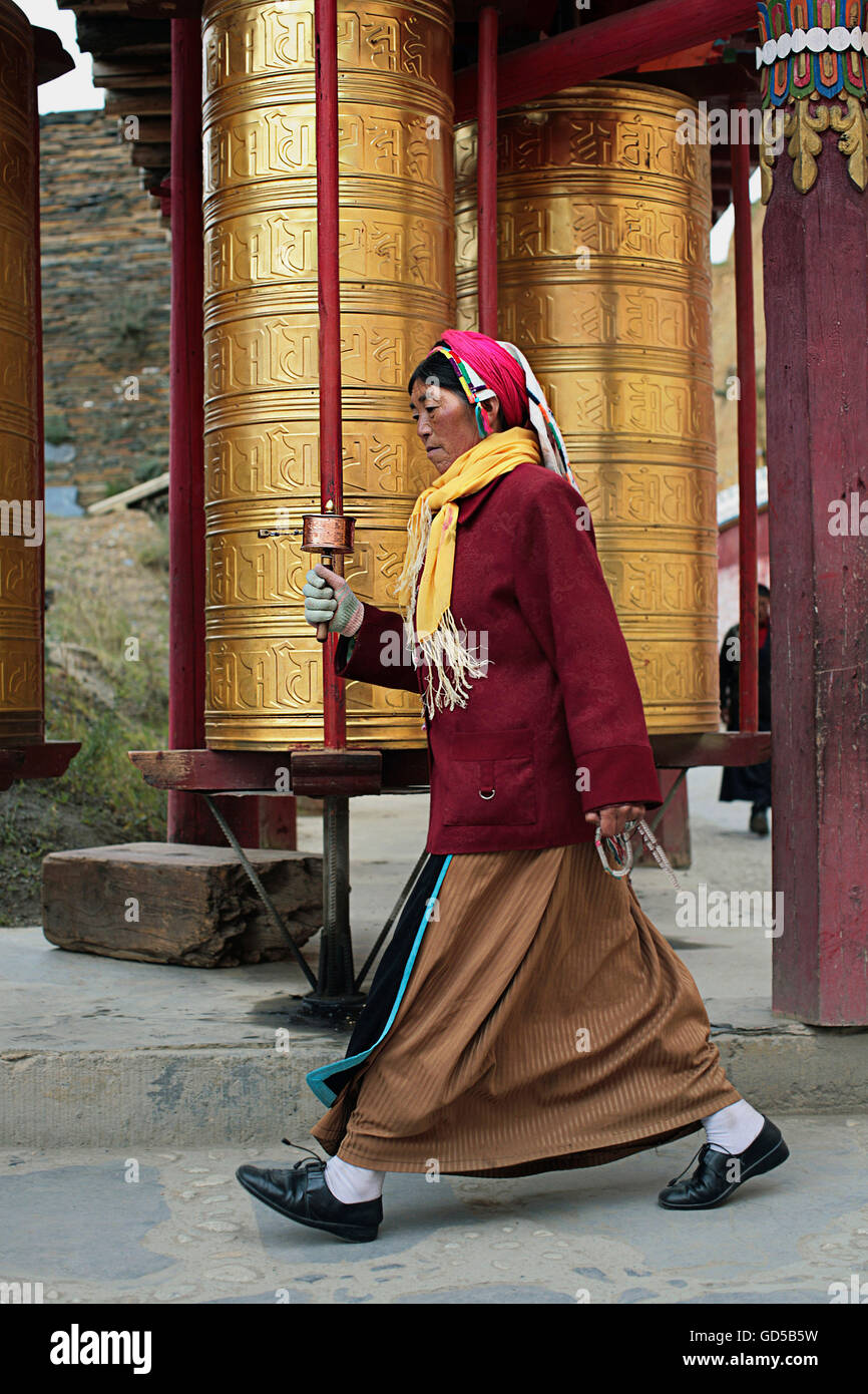 Tibetan female monks hi-res stock photography and images - Alamy
