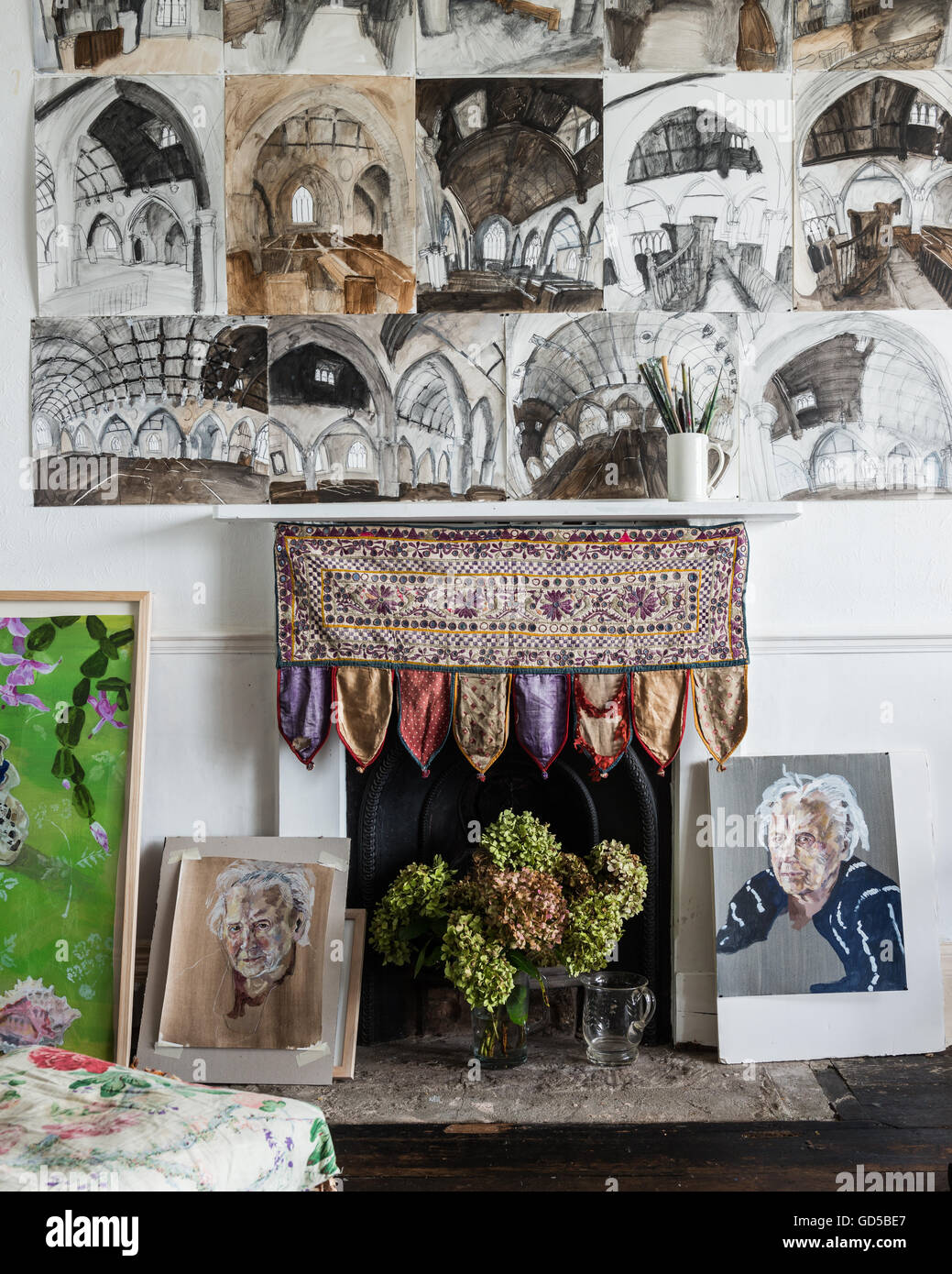 Surrounded by art hi-res stock photography and images - Alamy