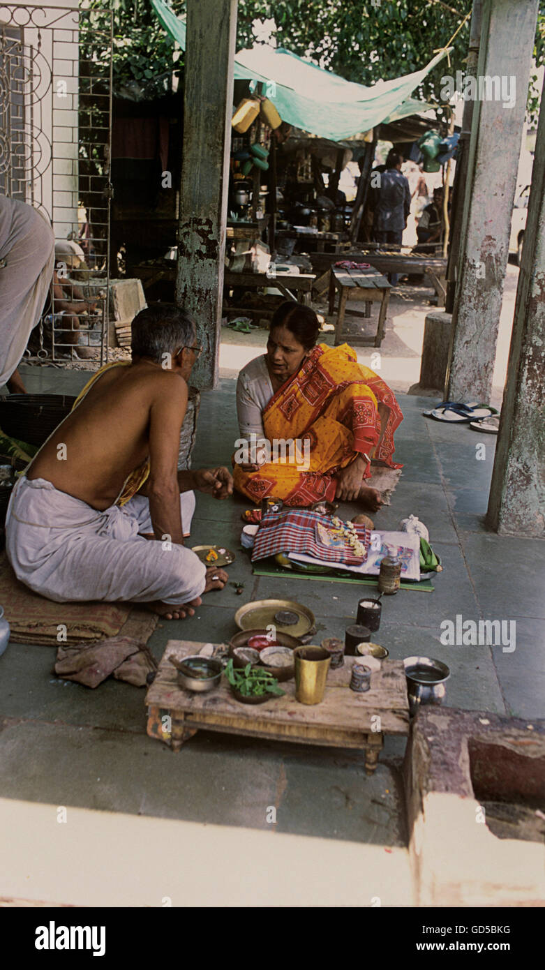 Puja on the Ghat Stock Photo - Alamy