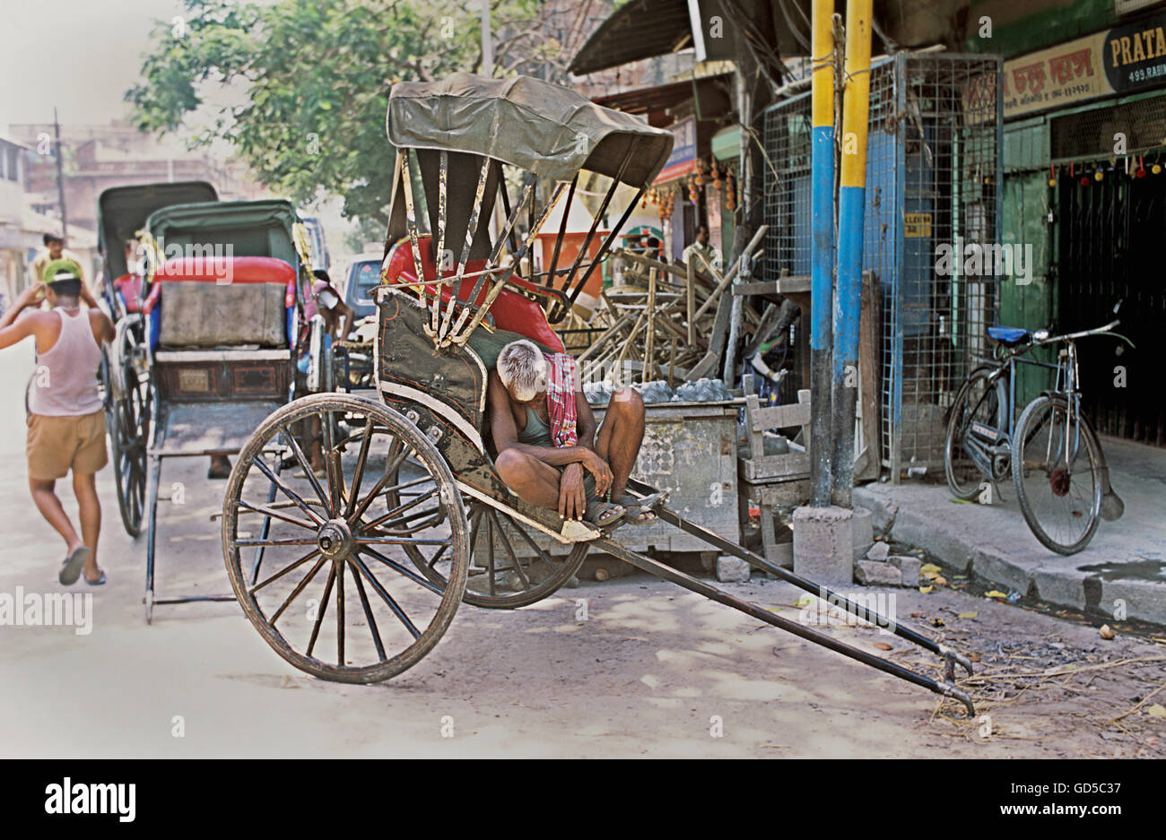 Man pulled rickshaw hi-res stock photography and images - Alamy