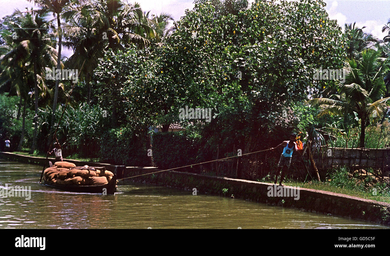 Towing barge hi-res stock photography and images - Alamy