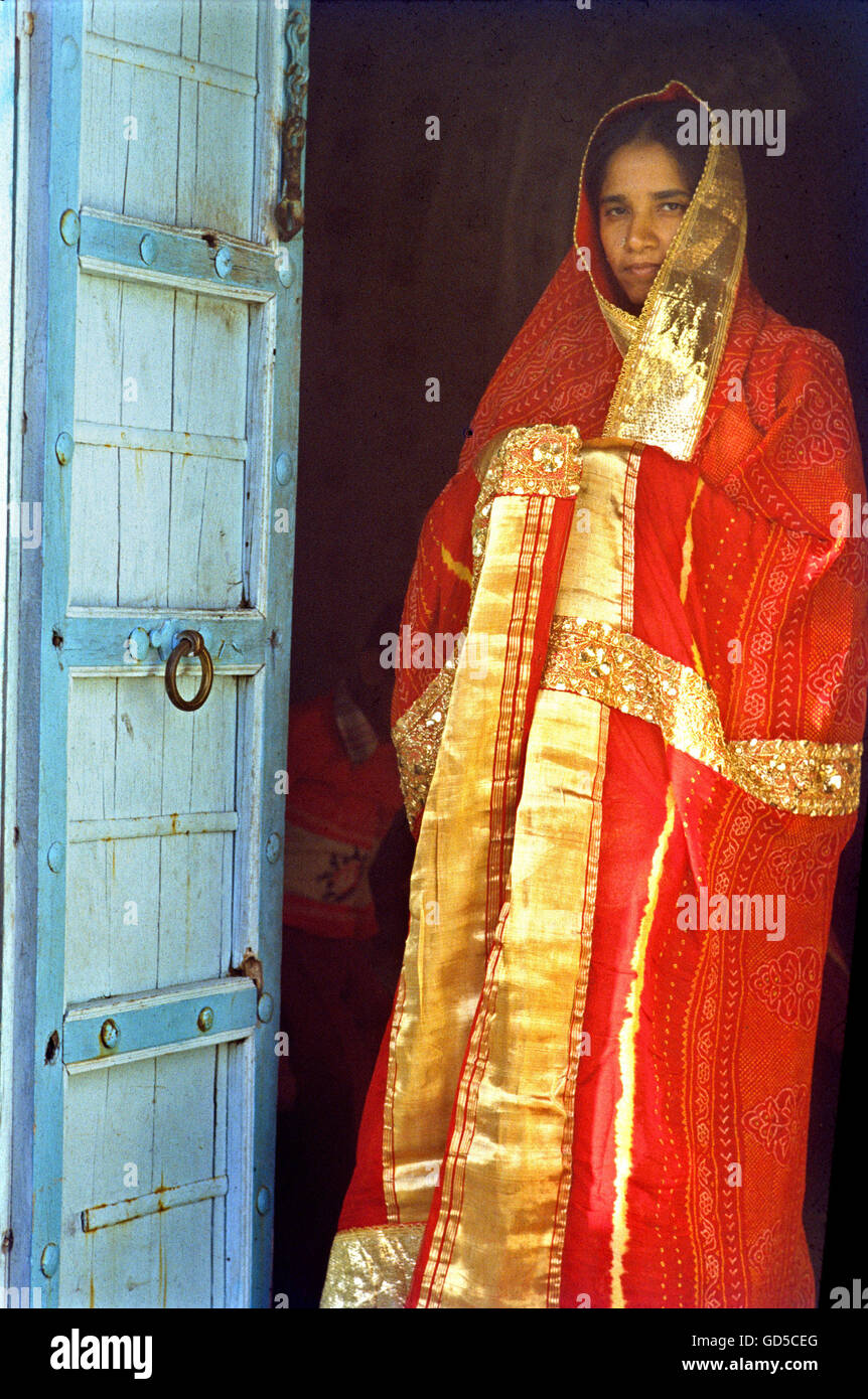 Traditional bride in orhni Stock Photo - Alamy