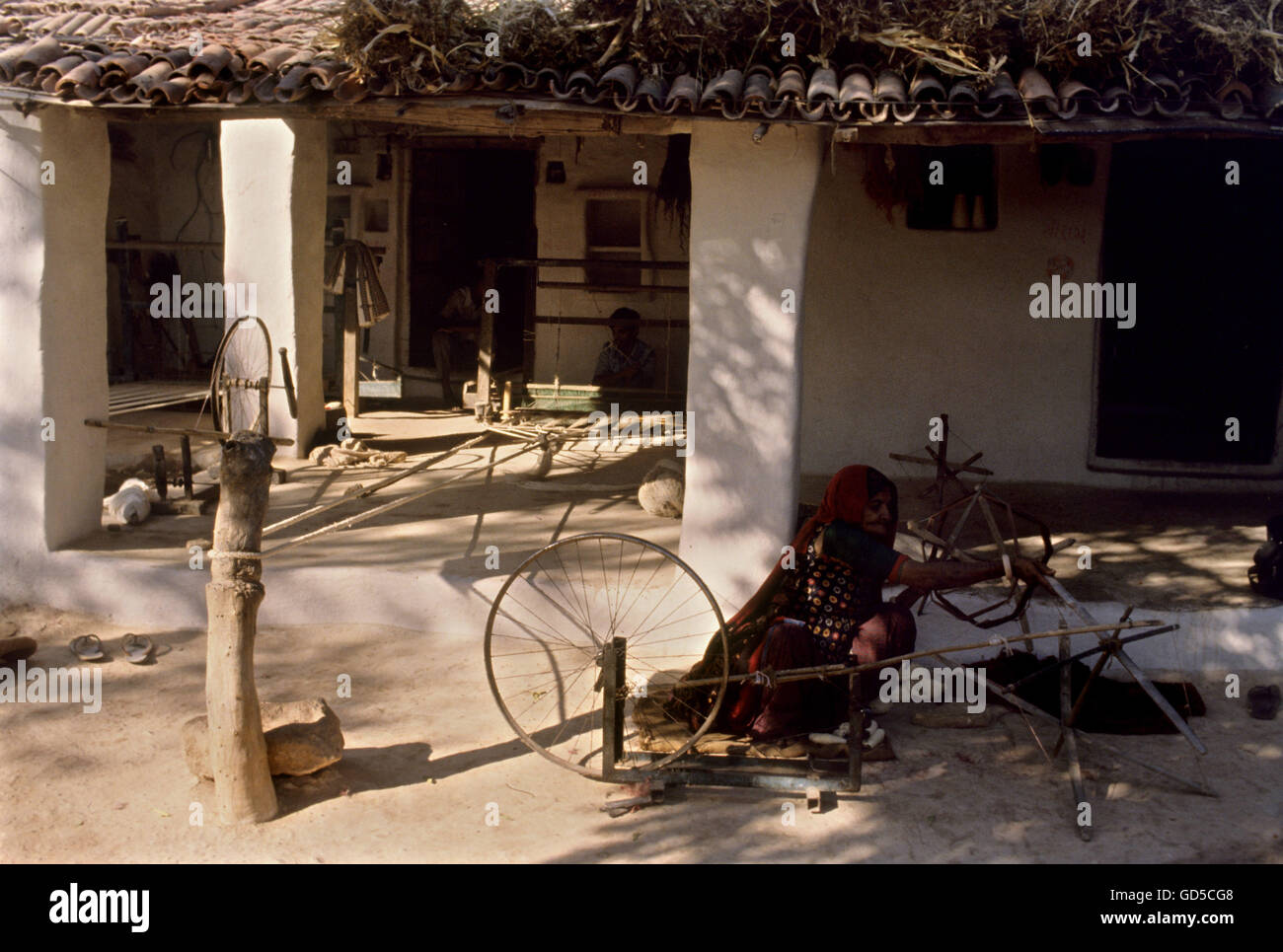 Spinning wool hi-res stock photography and images - Alamy