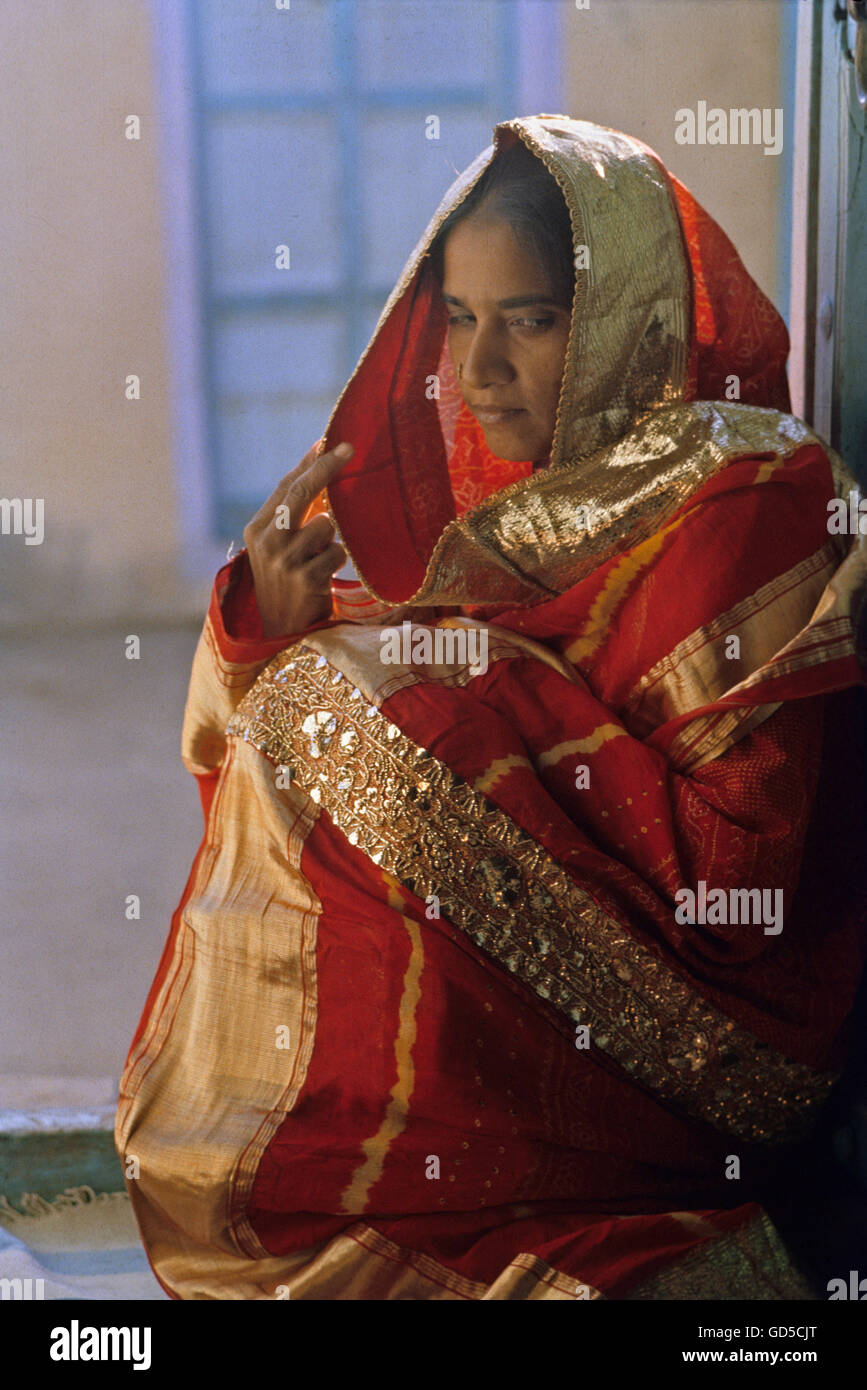 Traditional bride in tie and dye orhni Stock Photo - Alamy