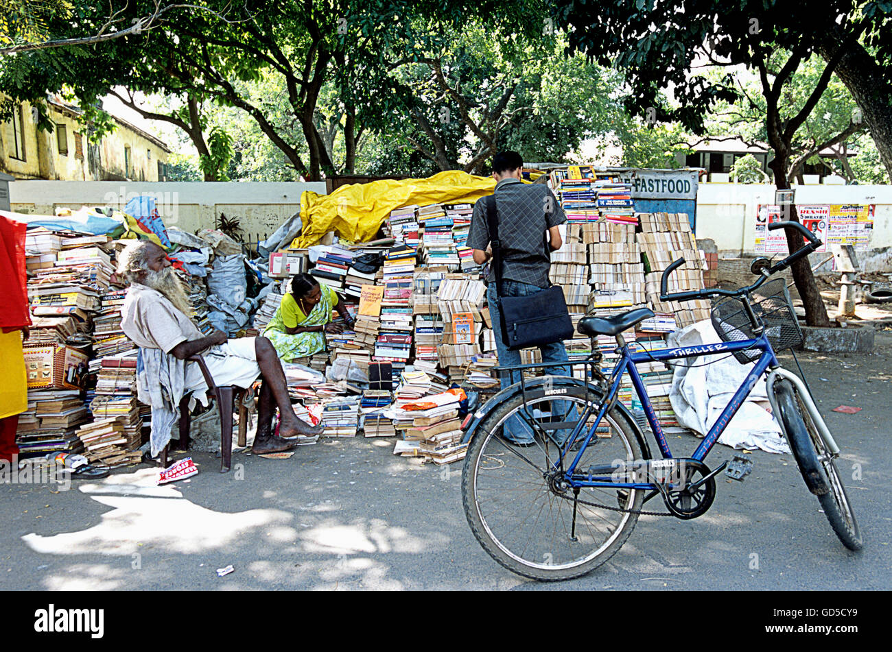 Book shop on the road Stock Photo - Alamy