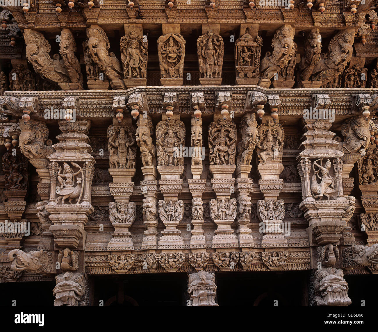 Wood carvings hi-res stock photography and images - Alamy