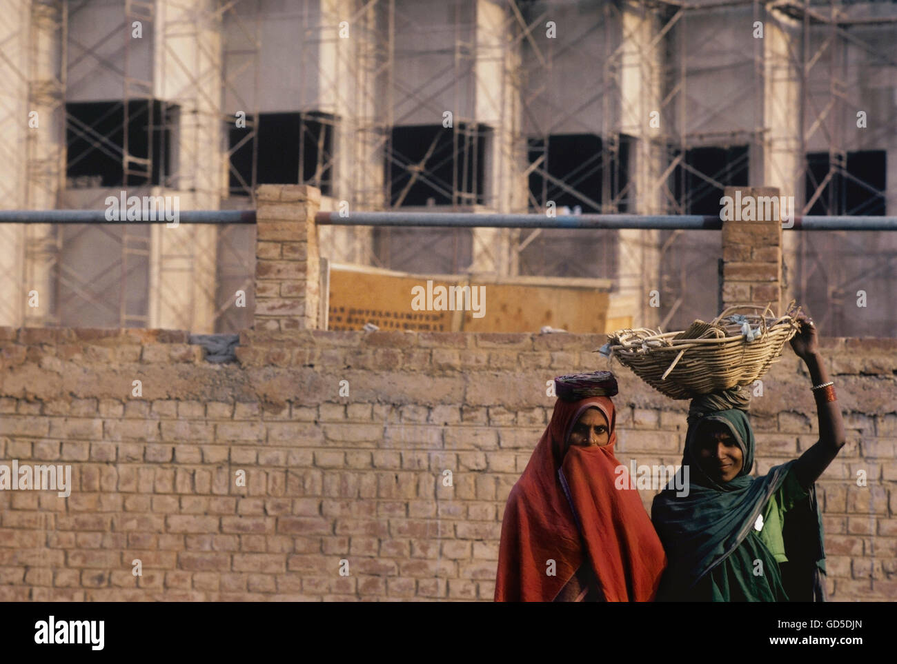 Women labourers hi-res stock photography and images - Alamy