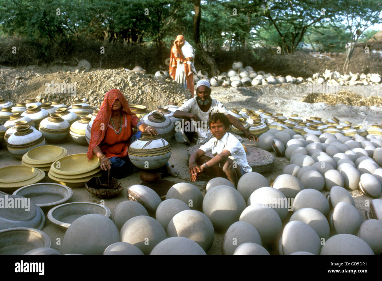 India pot making family hi-res stock photography and images - Alamy